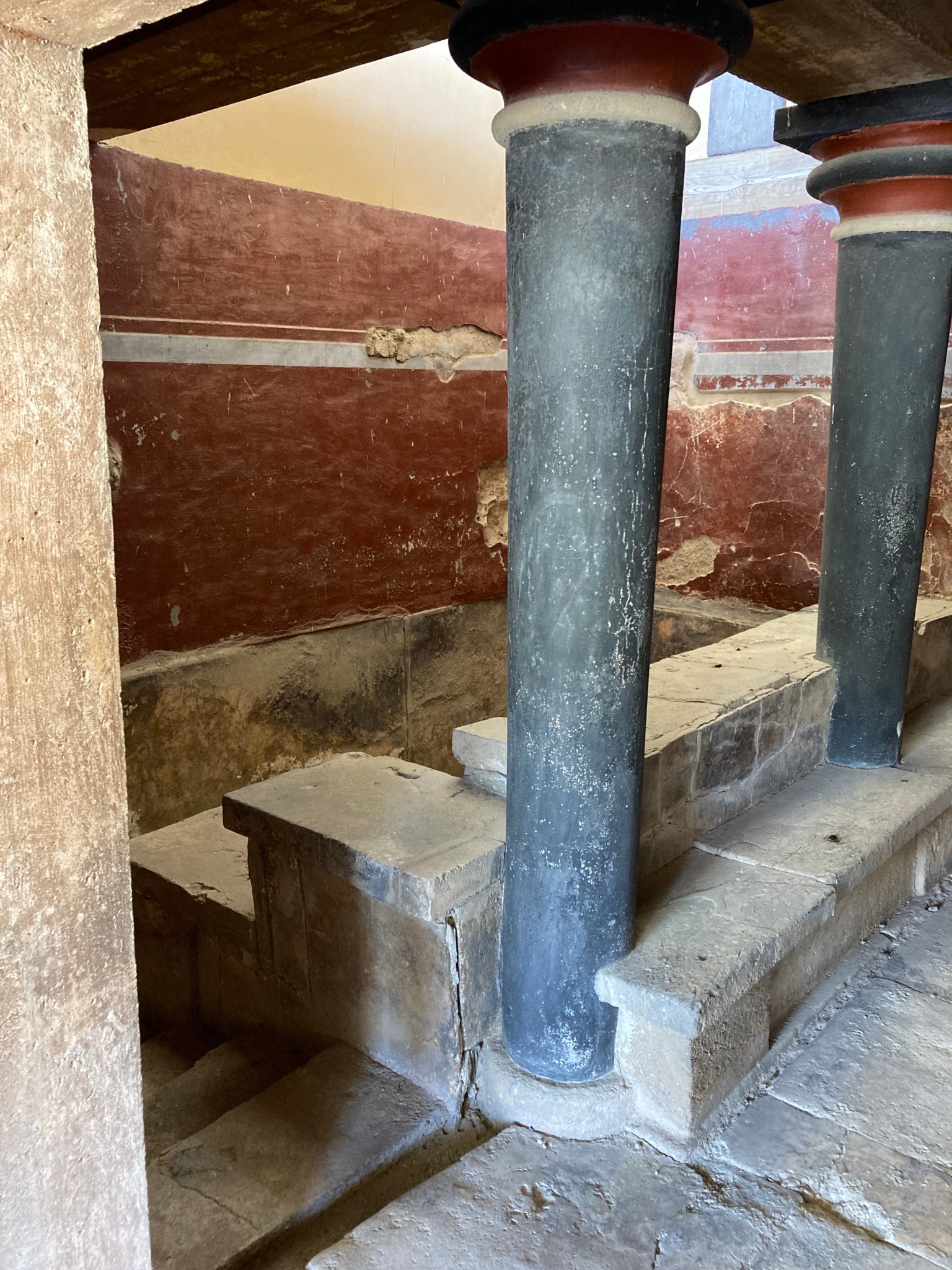 Snake Priestesses of Crete as Earthquake Oracles? by Laura Shannon ...